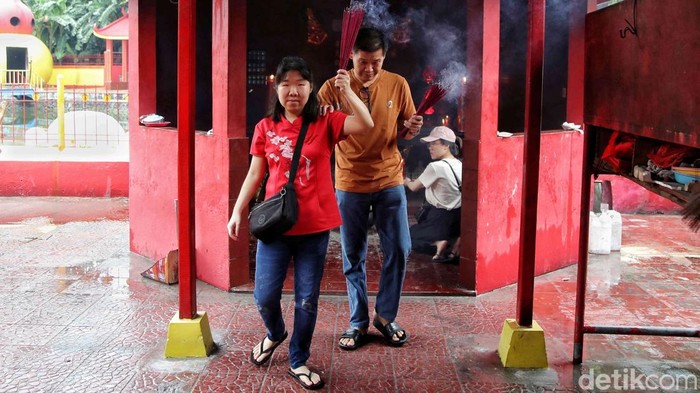 Suasana Sembahyang Jelang Imlek di Vihara Bahtera Bakti Ancol