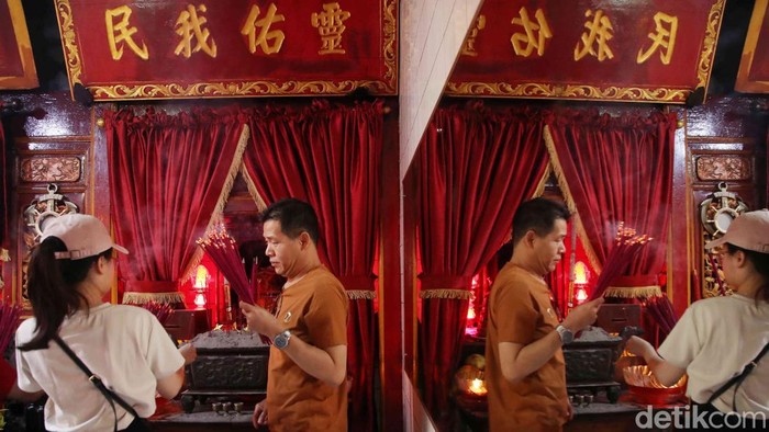 Suasana Sembahyang Jelang Imlek di Vihara Bahtera Bakti Ancol