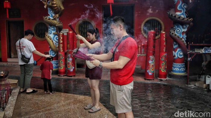 Suasana Sembahyang Jelang Imlek di Vihara Bahtera Bakti Ancol