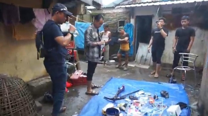 Momen Polisi Gerebek Kampung Narkoba di Makassar Sita Sabu-Airsoft Gun Momen Polisi Gerebek Kampung Narkoba di Makassar Sita Sabu-Airsoft Gun
