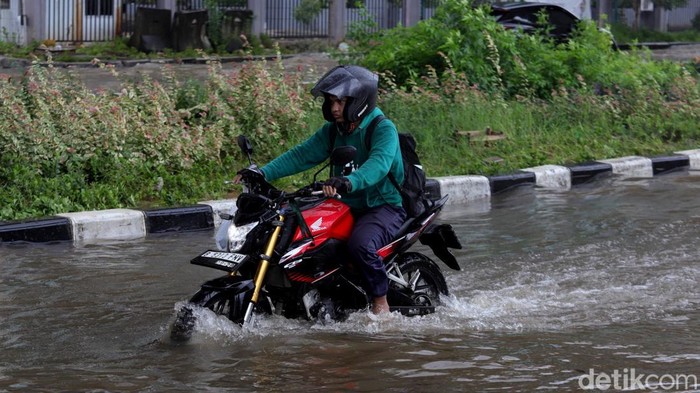 Potret Pengendara Nekat Terobos Banjir di Kelapa Gading Potret Pengendara Nekat Terobos Banjir di Kelapa Gading