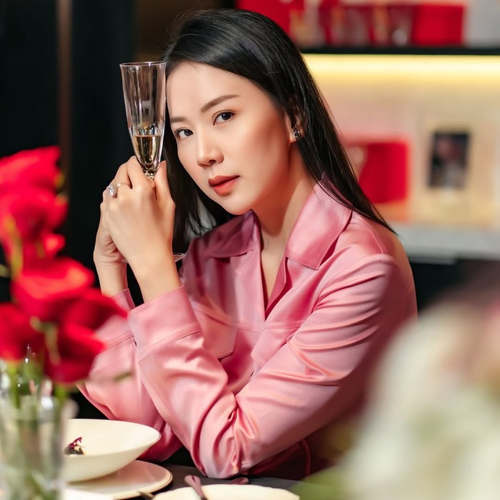 Pose Agnes Jennifer saat Makan di Restoran dan Kafe Keren