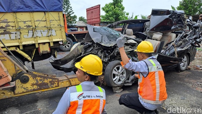 Penampakan Avanza Tabrak Truk di Tol Jombang Tewaskan 2 Pegawai Dinsos