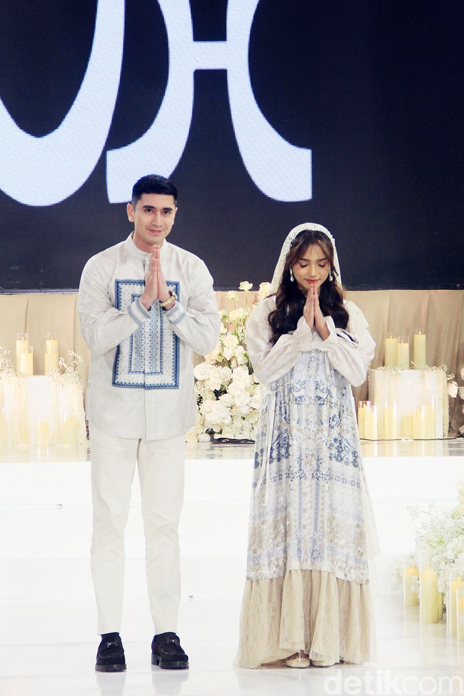 8 Foto Adu Gaya Couple Fuji-Verrel Bramasta dan El Rumi-Syifa Hadju