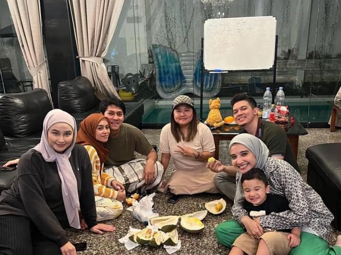 Keseruan Zaskia Sungkar Kulineran Bareng Lesti dan Raffi Ahmad
