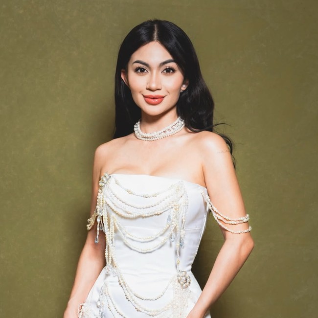 8 Gaya Amanda Caesa, Anak Parto yang Kecantikannya Dipuji Maia Estianty