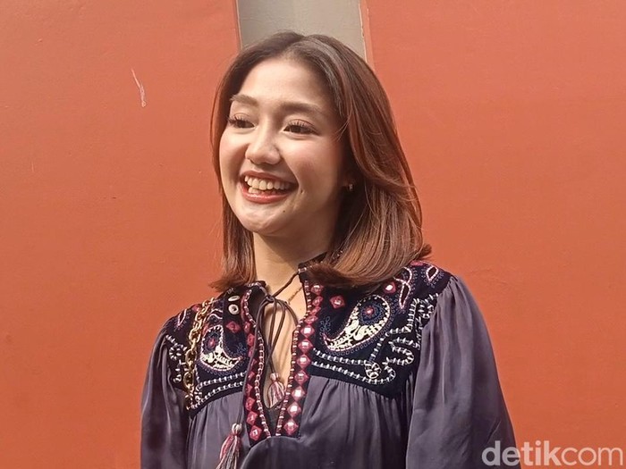 Senyum Chandrika Chika Usai Terjerat Dugaan Penganiayaan