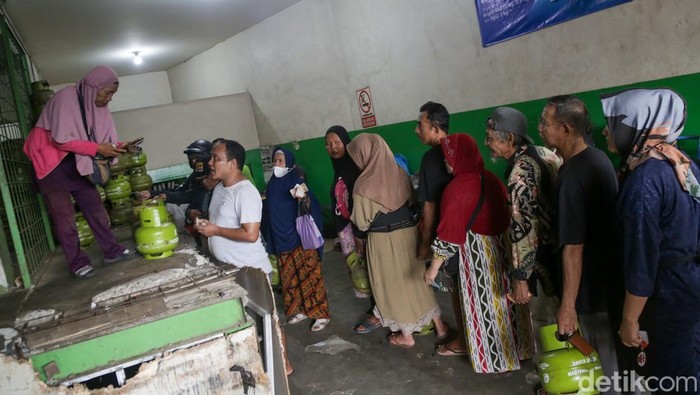 Potret Warga Antre Beli Gas 3Kg di Pamulang Tangsel