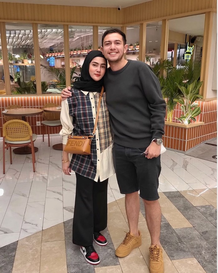 Romantis! Ini Momen Rifky Balweel dan Biby Alraen saat Dinner