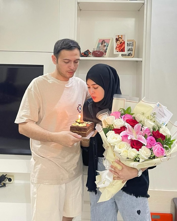 Romantis! Ini Momen Rifky Balweel dan Biby Alraen saat Dinner