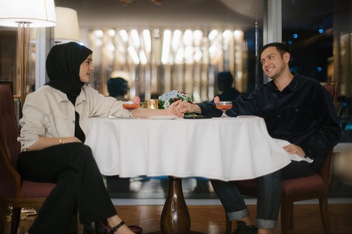 Romantisnya Rifky Balweel dan Biby Alraen saat Ngafe dan Dinner