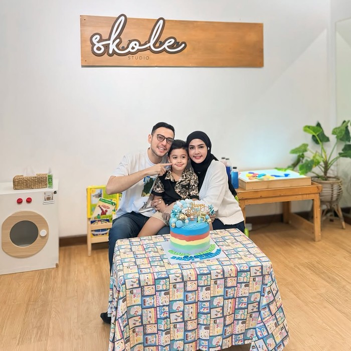Romantis! Ini Momen Rifky Balweel dan Biby Alraen saat Dinner