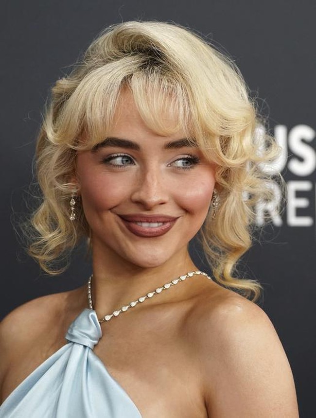 7 Gaya Dian Sastrowardoyo di Jepang, Pakai Kimono Hingga Tas Rp 26 Juta