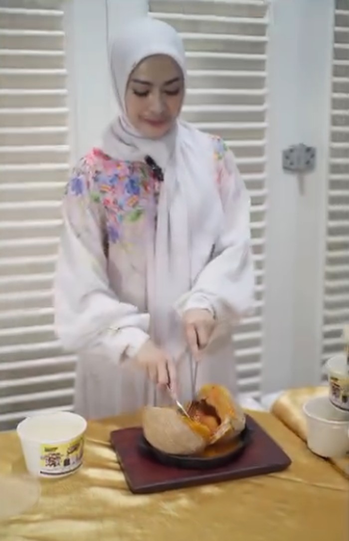 Gaya Asyik Iis Dahlia Makan Mewah hingga Lesehan di Kaki Lima