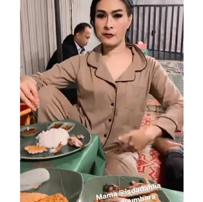 Gaya Asyik Iis Dahlia Makan Mewah hingga Lesehan di Kaki Lima