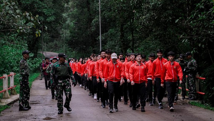 Pelatih dan Atlet Pelatnas PBSI Kuatkan Ikatan Kebersamaan di Situ Lembang
