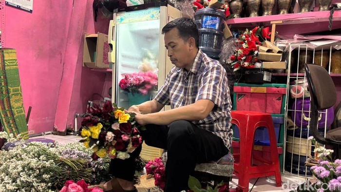 Potret Pasar Bunga Kayoon Ramai Jelang Valentine