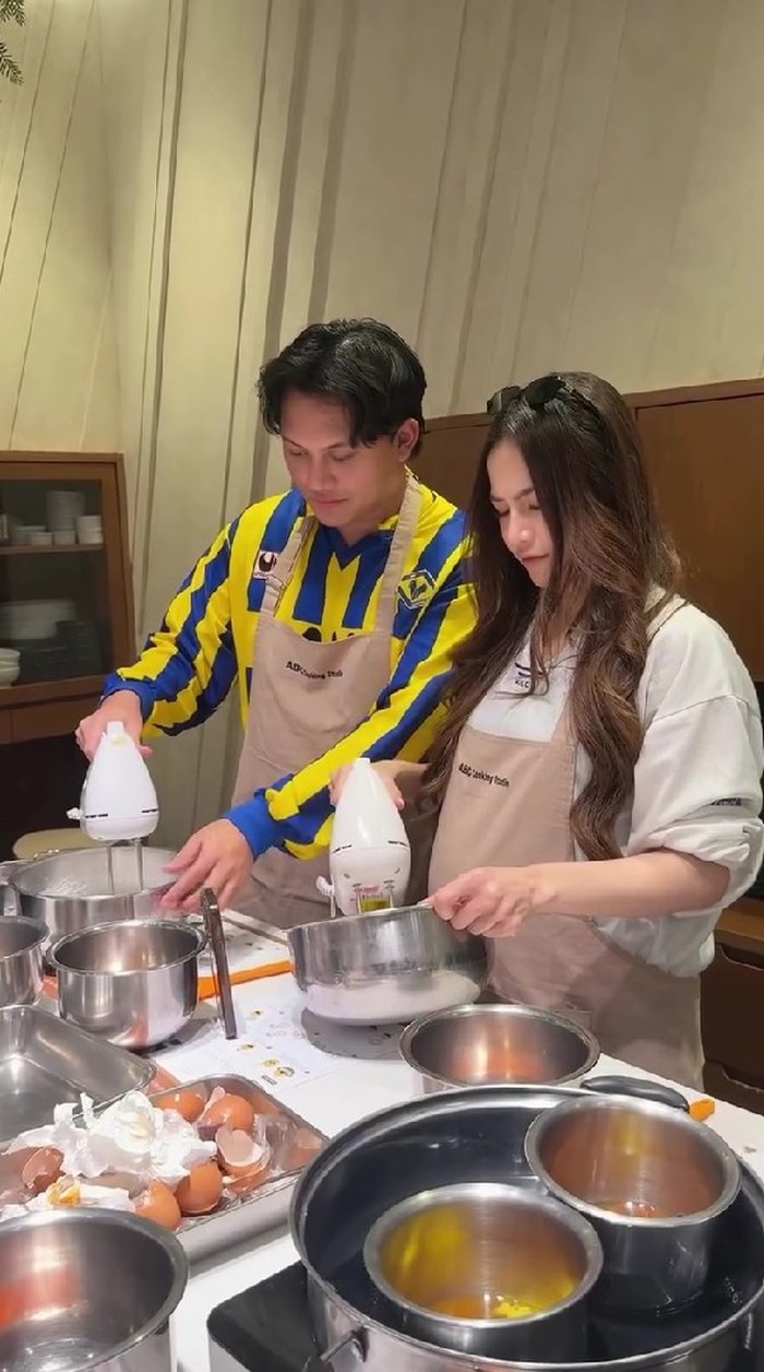 Keseruan Aaliyah Massaid dan Mahalini Saat Ikut Baking Class Bareng Suami