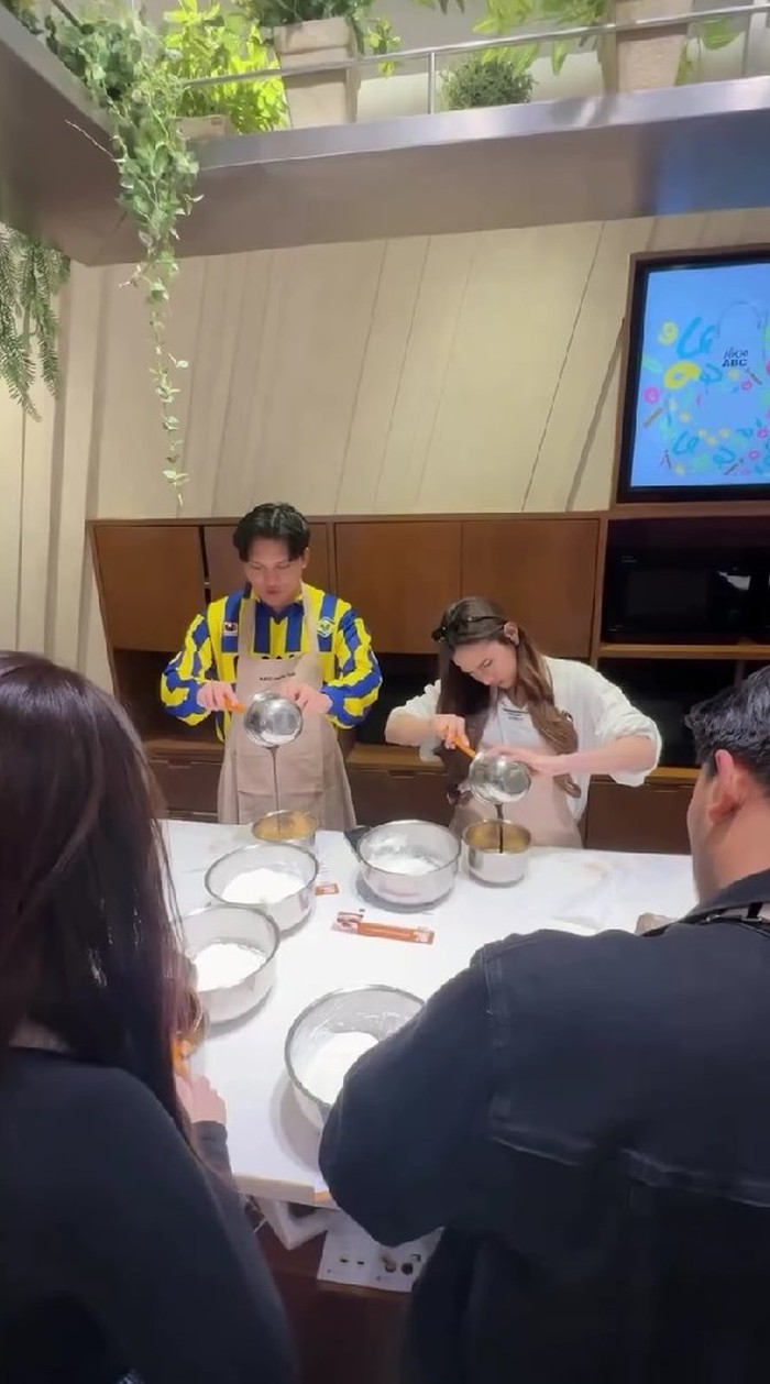 Keseruan Aaliyah Massaid dan Mahalini Saat Ikut Baking Class Bareng Suami