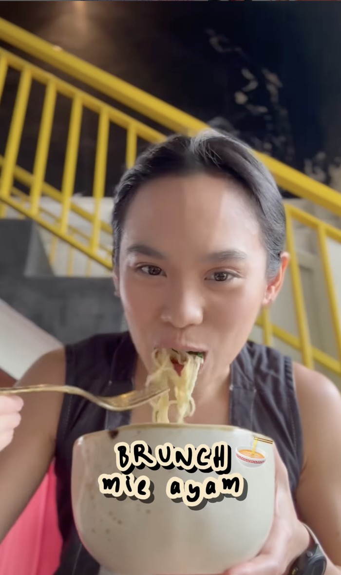 Sheryl Sheinafia Makan Burger Bareng Bisma Karisma dan Jajan Pentol