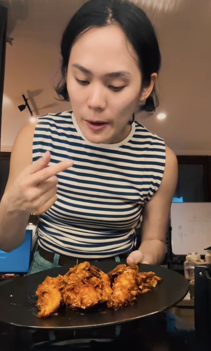 Sheryl Sheinafia Makan Burger Bareng Bisma Karisma dan Jajan Pentol