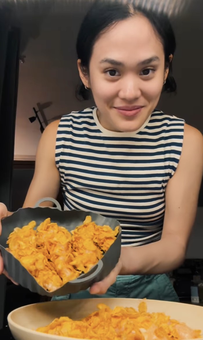 Sheryl Sheinafia Makan Burger Bareng Bisma Karisma dan Jajan Pentol