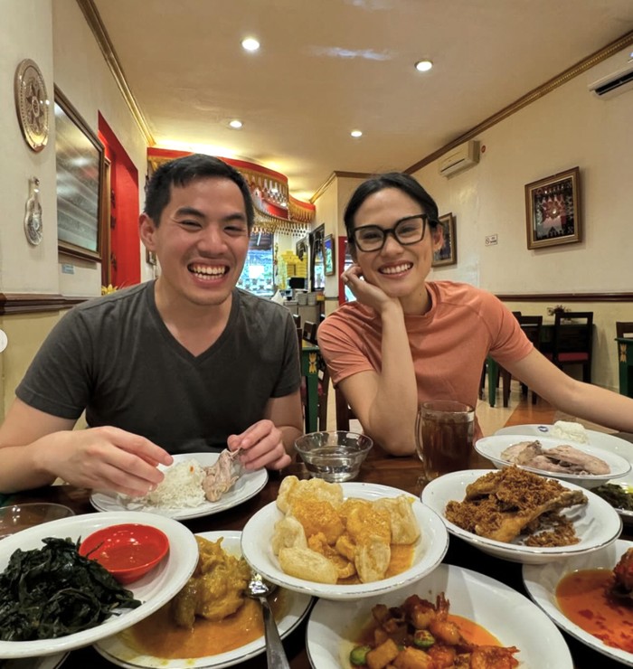 Sheryl Sheinafia Makan Burger Bareng Bisma Karisma dan Jajan Pentol