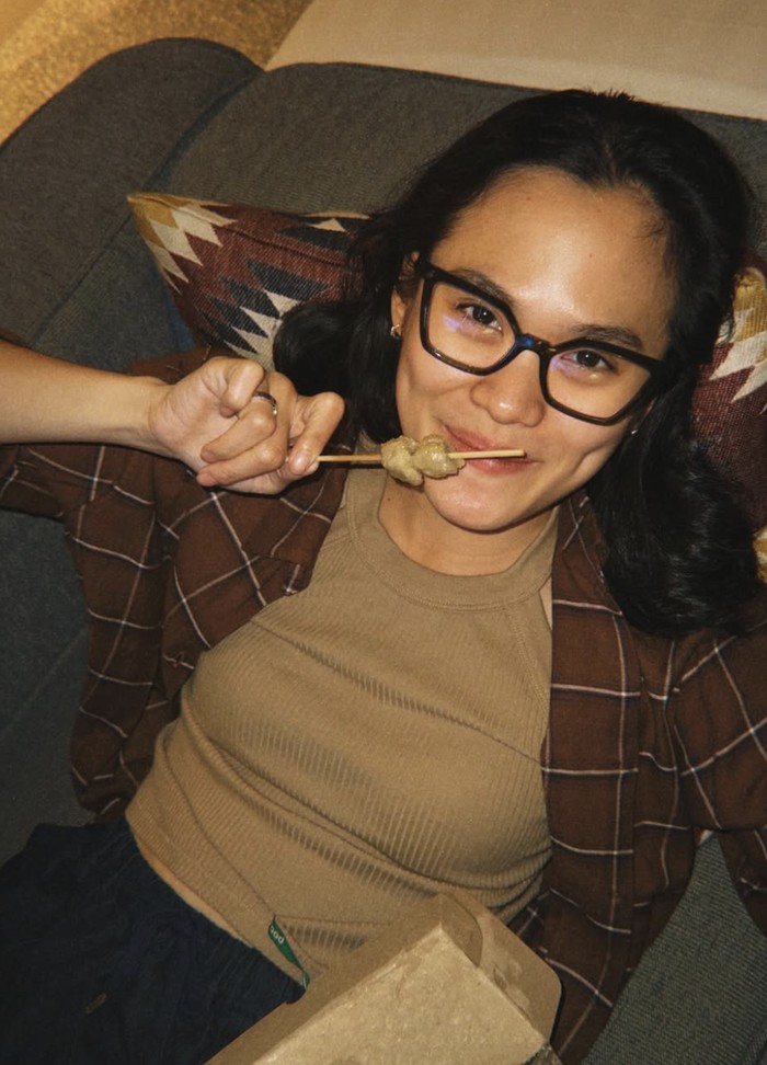 Sheryl Sheinafia Makan Burger Bareng Bisma Karisma dan Jajan Pentol