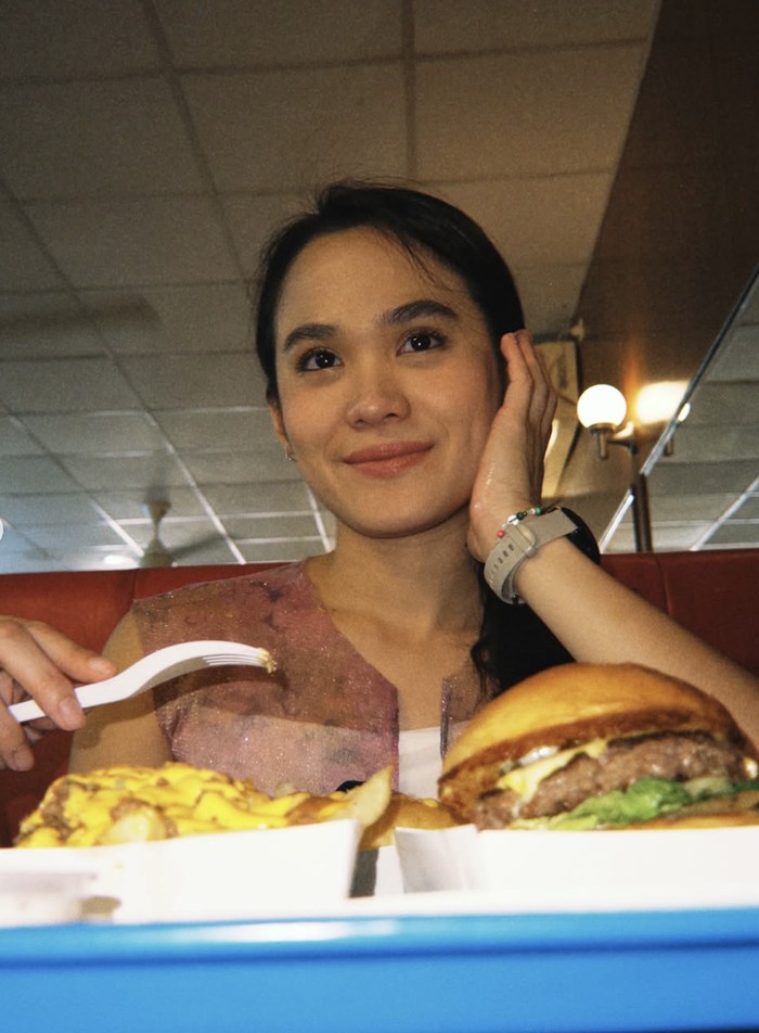 Sheryl Sheinafia Makan Burger Bareng Bisma Karisma dan Jajan Pentol