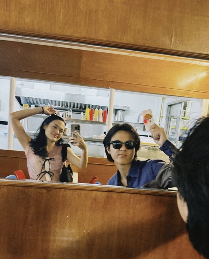 Sheryl Sheinafia Makan Burger Bareng Bisma Karisma dan Jajan Pentol