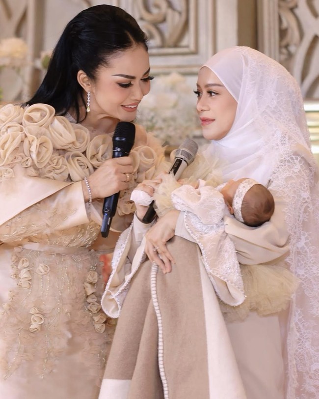 5 Gaya Krisdayanti Jadi Tamu Akikah Anak Lesti Kejora, Gaun Glamor Disorot 5 Gaya Krisdayanti Jadi Tamu Akikah Anak Lesti Kejora, Gaun Glamor Disorot