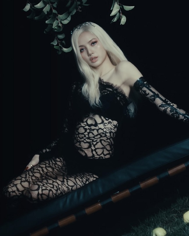5 Gaya Lisa BLACKPINK di Video Klip Born Again, Kenakan Gaun Transparan