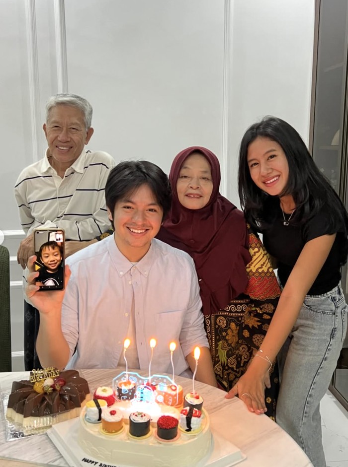 Momen Manis Angga Yunanda dan Shenina Cinnamon Saat Kulineran Bareng
