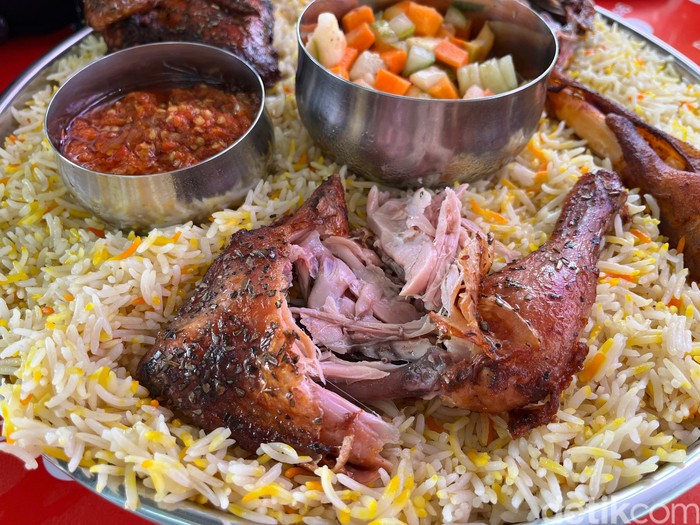 Laziz! Nasi Mandhi Lauk Kambing Panggang Super Empuk di Condet