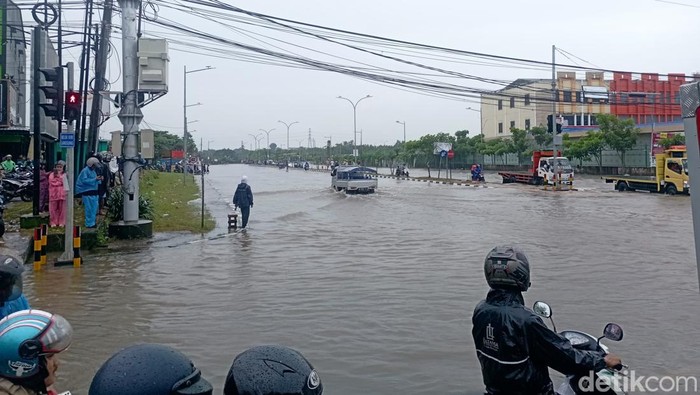 Potret Terkini Jalan Perintis Kemerdekaan Makassar Macet gegara Banjir