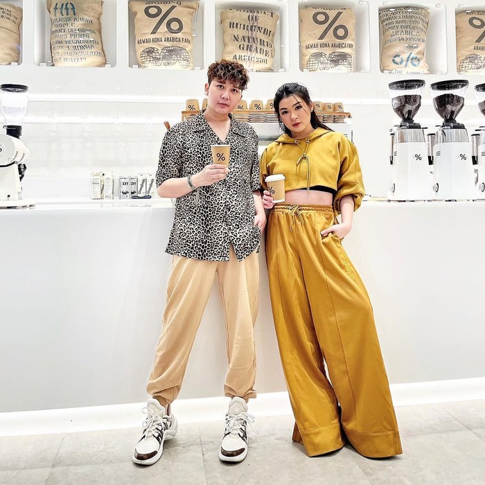 Intip Gaya Keren Rangga Moela Saat Ngopi di Kafe