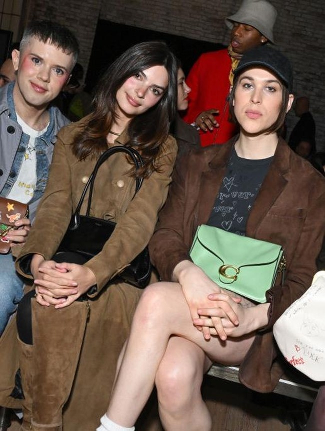 7 Potret Maggie Maurer, Model yang Viral Menyusui Anak di Paris Fashion ...