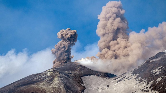 Mengenal Gunung Berapi Tertinggi di Eropa yang Kembali Erupsi