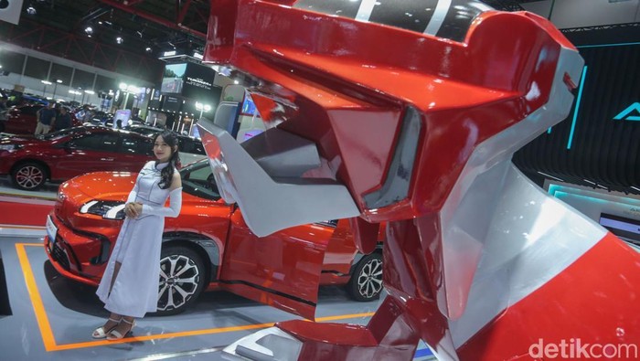 Senyum SPG Penjaga 'Etalase' Mobil Baru di IIMS 2025