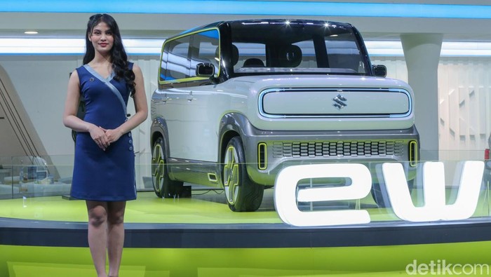 Senyum SPG Penjaga 'Etalase' Mobil Baru di IIMS 2025