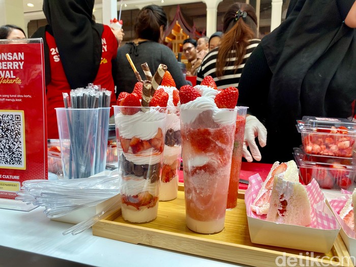 Seru! Di Festival Ini Ada Jajanan Serba Strawberry dari Korea Selatan
