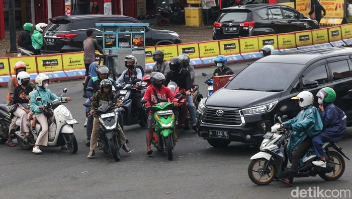 Bahaya! Pemotor Nekat Lawan Arah Demi Persingkat Jarak