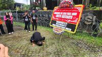 Praperadilan Hasto Tak Diterima, Eks Kader PDIP Sujud Syukur di KPK