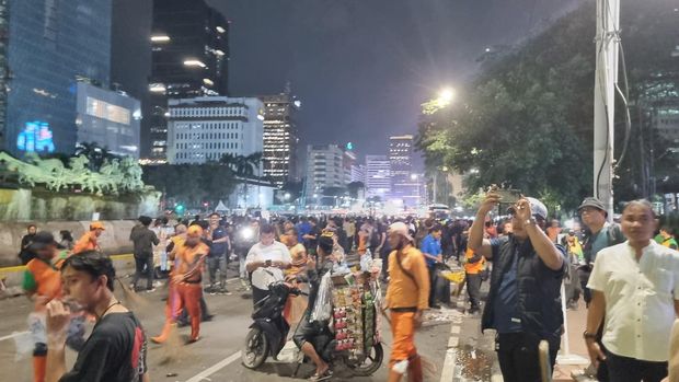 Massa Aksi 'Indonesia Gelap' Bubar, Lalin Patung Kuda Arah Istana ... Massa Aksi 'Indonesia Gelap' Bubar, Lalin Patung Kuda Arah Istana ...