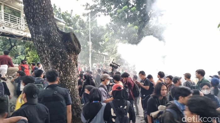 Polisi Imbau Demo 'Indonesia Gelap' Bubar, Massa Lempar Botol Polisi Imbau Demo 'Indonesia Gelap' Bubar, Massa Lempar Botol