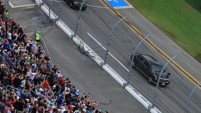 Saat Mobil Kepresidenan Donald Trump Ngebut di Lintasan Balap NASCAR Saat Mobil Kepresidenan Donald Trump Ngebut di Lintasan Balap NASCAR