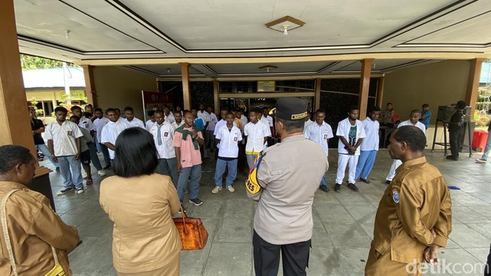 Siswa SMP-SMA di Nabire Demo Tolak Program MBG, Tuntut Sekolah Gratis Siswa SMP-SMA di Nabire Demo Tolak Program MBG, Tuntut Sekolah Gratis