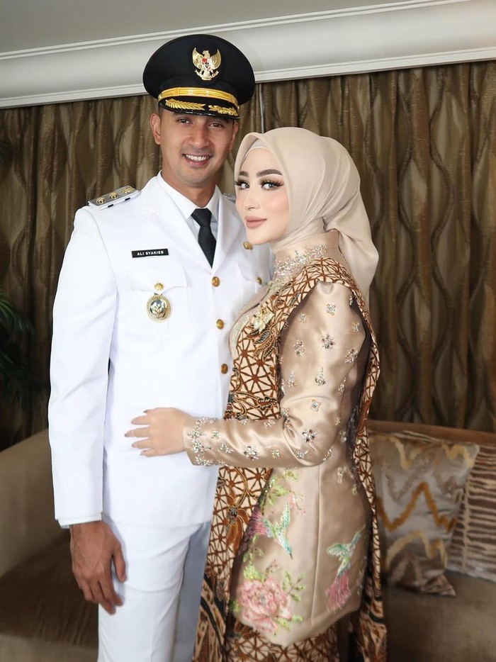 Gaya Para Istri Selebritas Dampingi Suami Dilantik Jadi Kepala Daerah