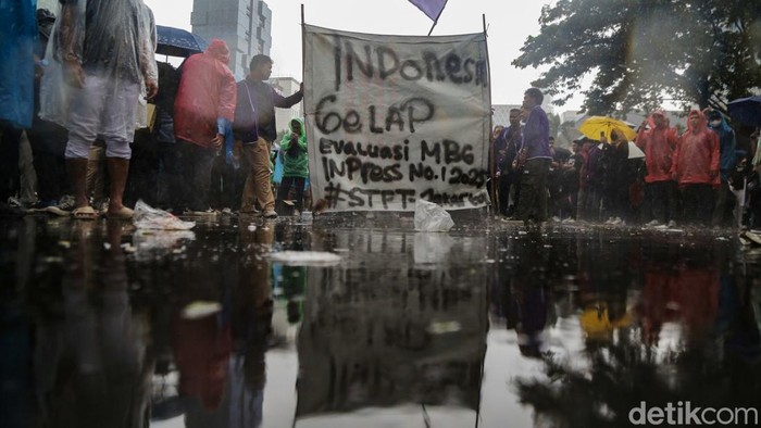 Hujan Deras, Massa Aksi 'Indonesia Gelap' Bertahan di Patung Kuda