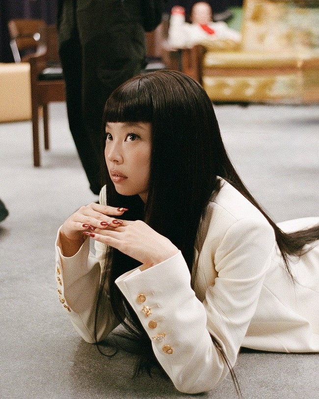 7 Gaya Edgy Jennie BLACKPINK Pakai Bikini dan Hiasan Gigi Emas di MV ExtraL